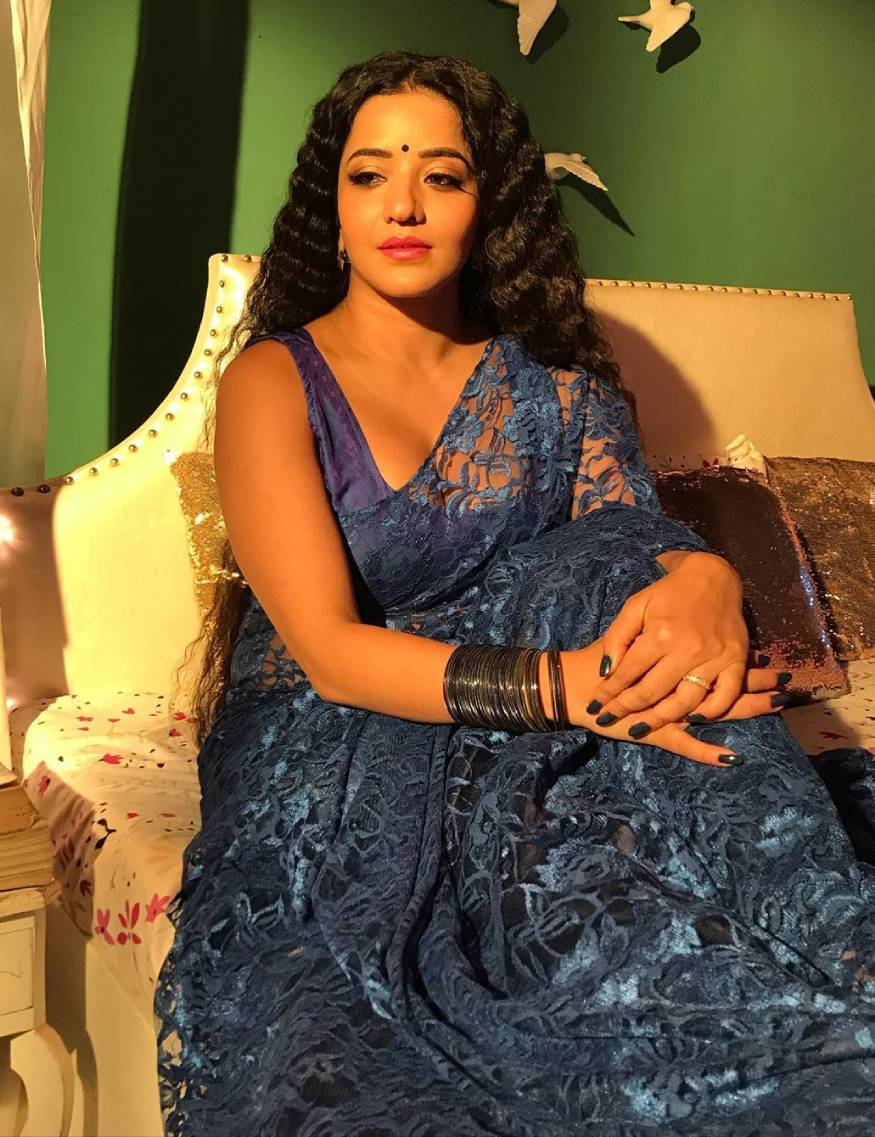 Tv Actress And Bhojpuri Star Monalisa Taking Bath In Bath Tub Share Photos On Instagram Dv