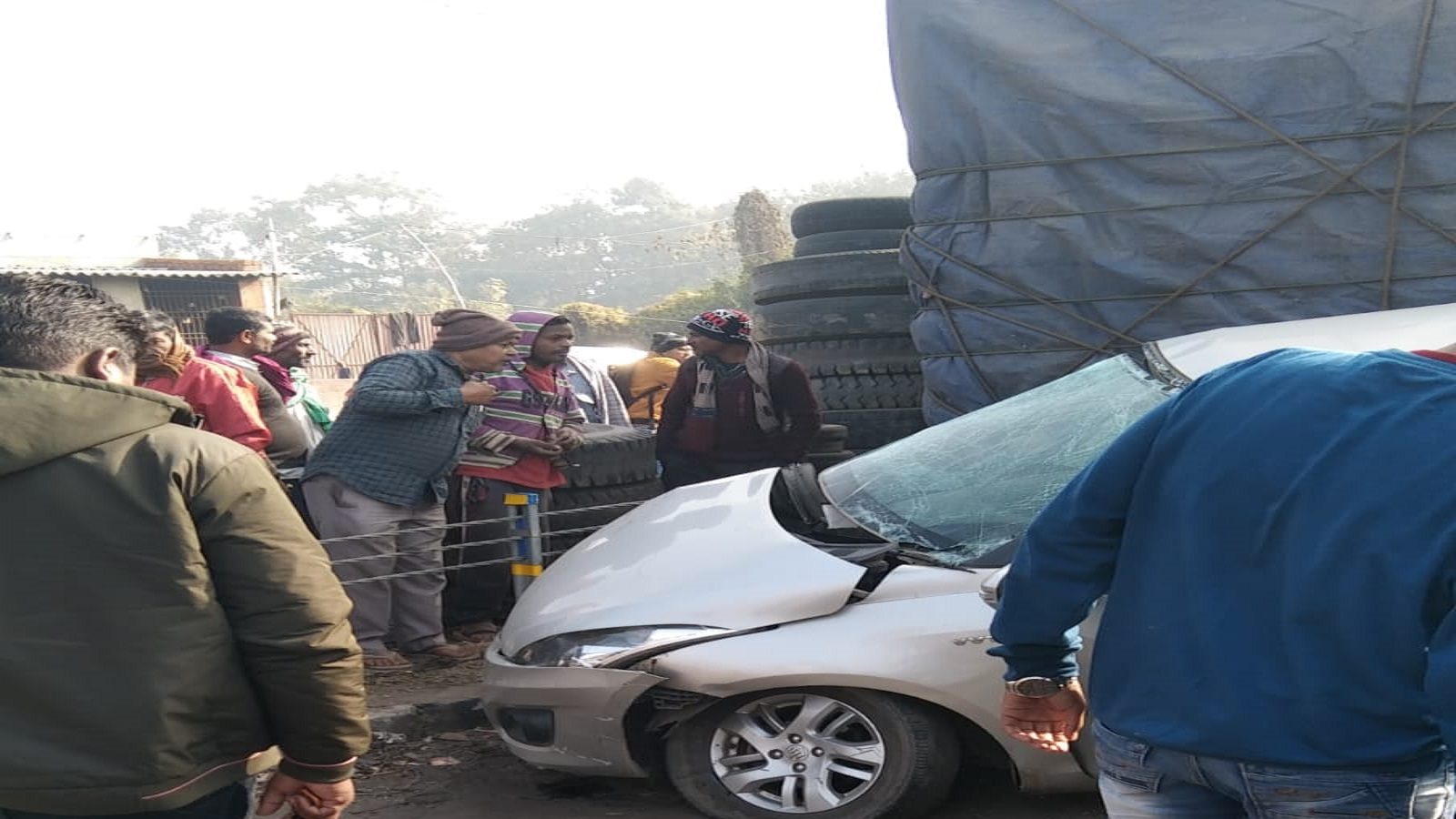 Jharkhand news a car met an accident at nh2 dhanbad 2 people died in road accident bruk ...